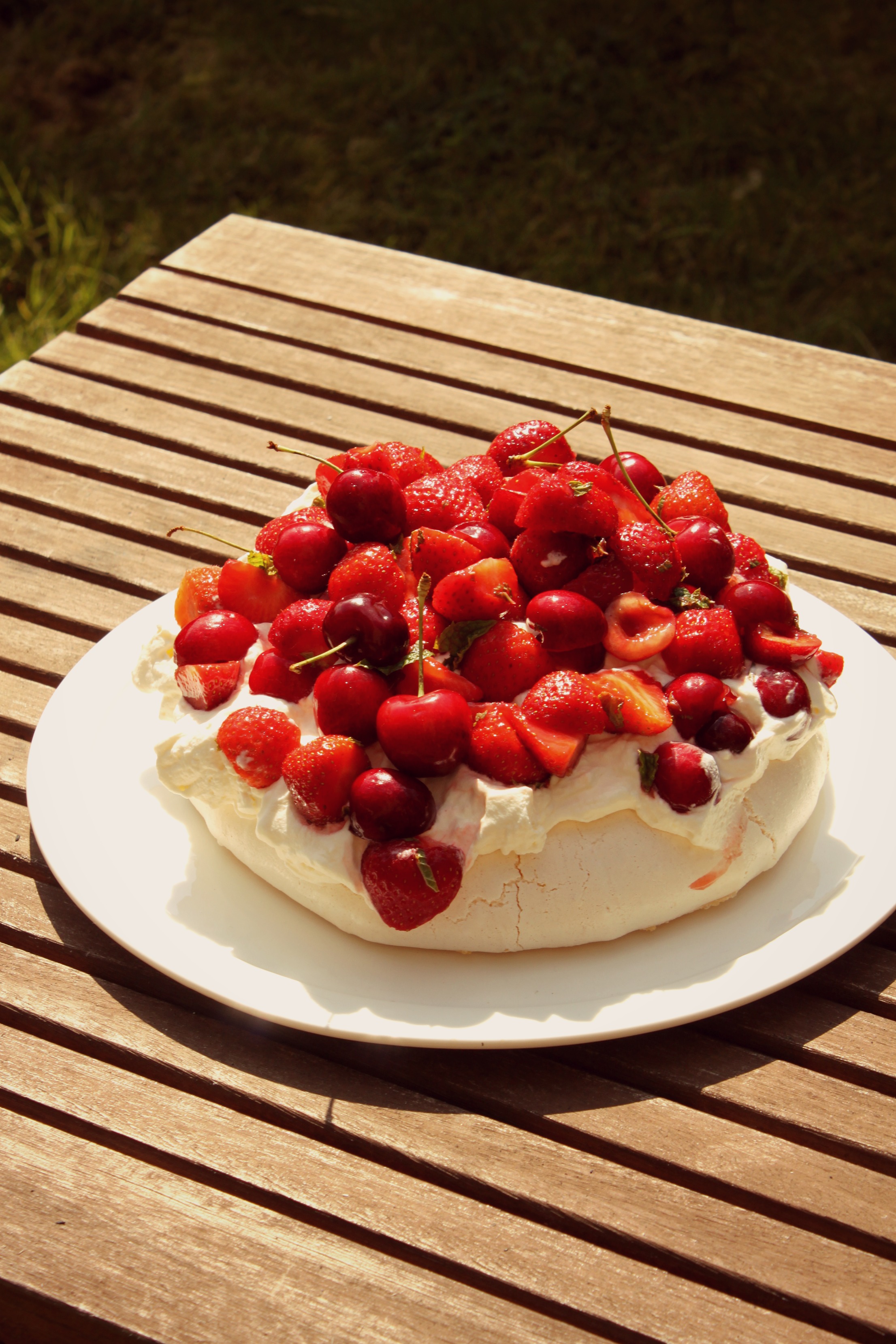 Pavlova aux fruits rouges – FouettMagic