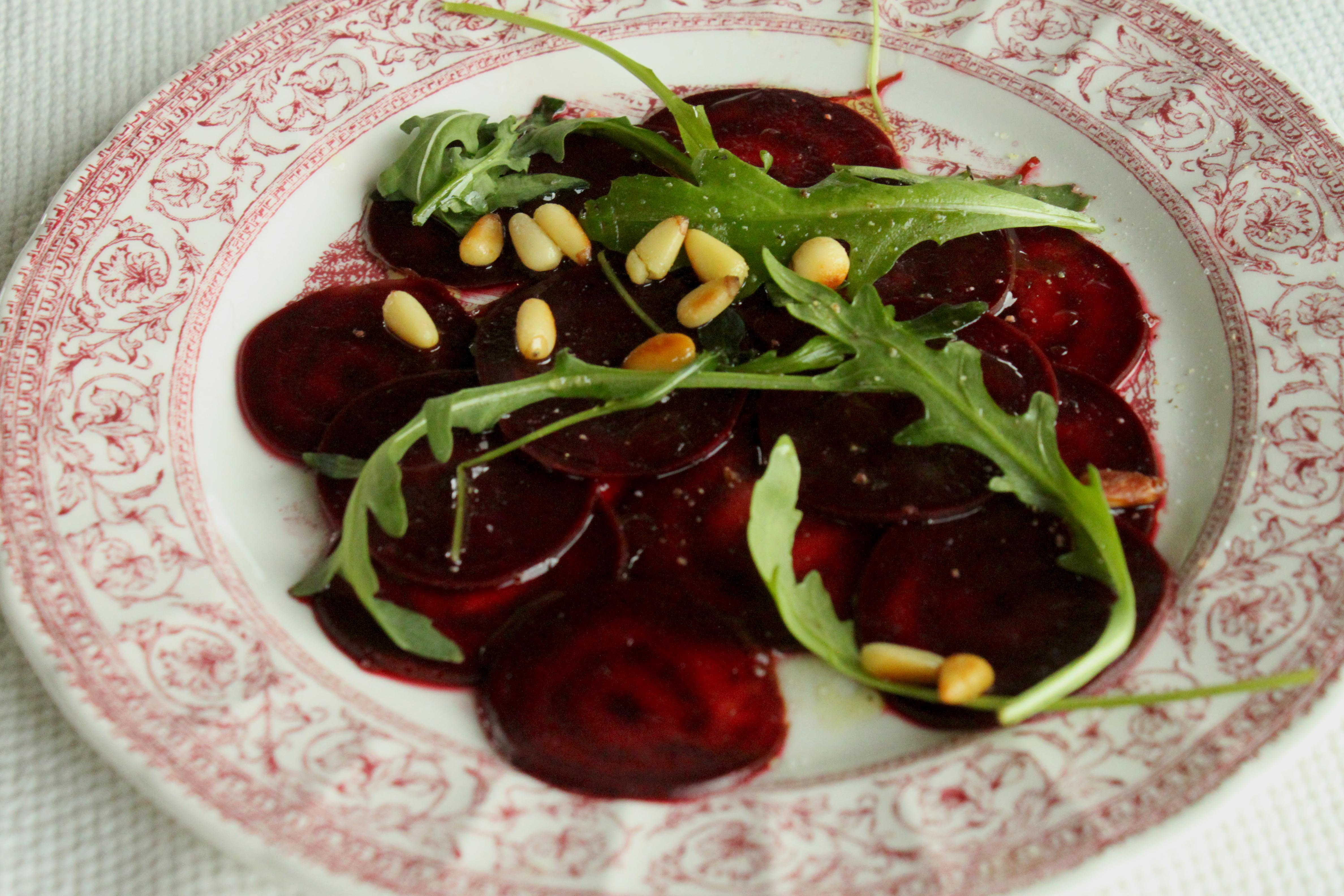 Carpaccio de betterave à la roquette et au sirop d’érable. – FouettMagic